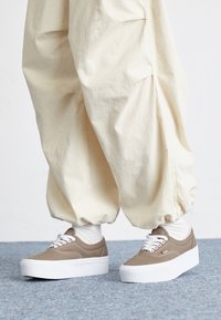 Vans ERA STACKFORM - Sneaker low - walnut/khaki - Zalando.at