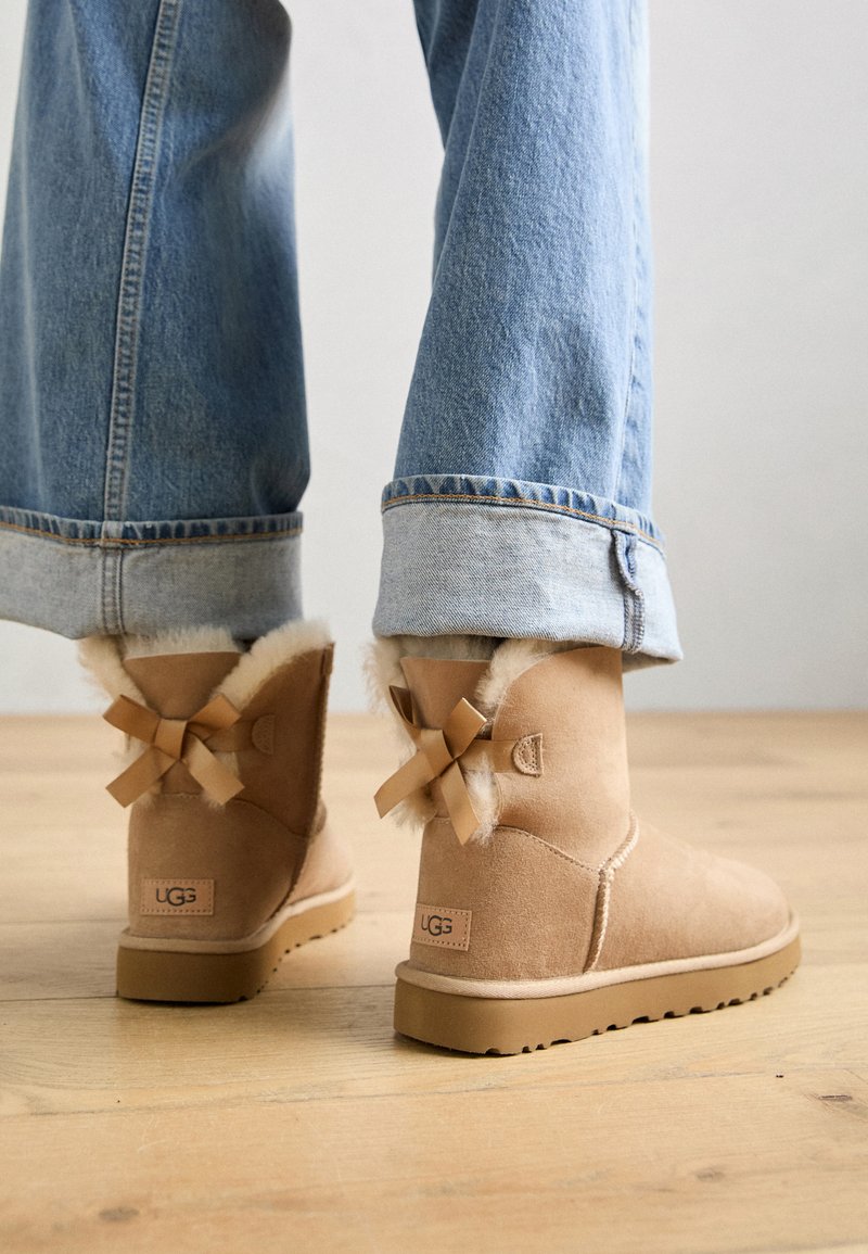UGG MINI BAILEY BOW II - Snowboot/Winterstiefel - sand - Zalando