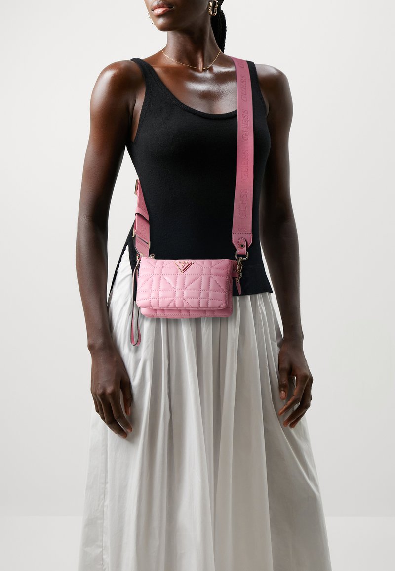 Guess LATONA MINI TOP ZIP - Bandolera - pink/rosa - Zalando.es