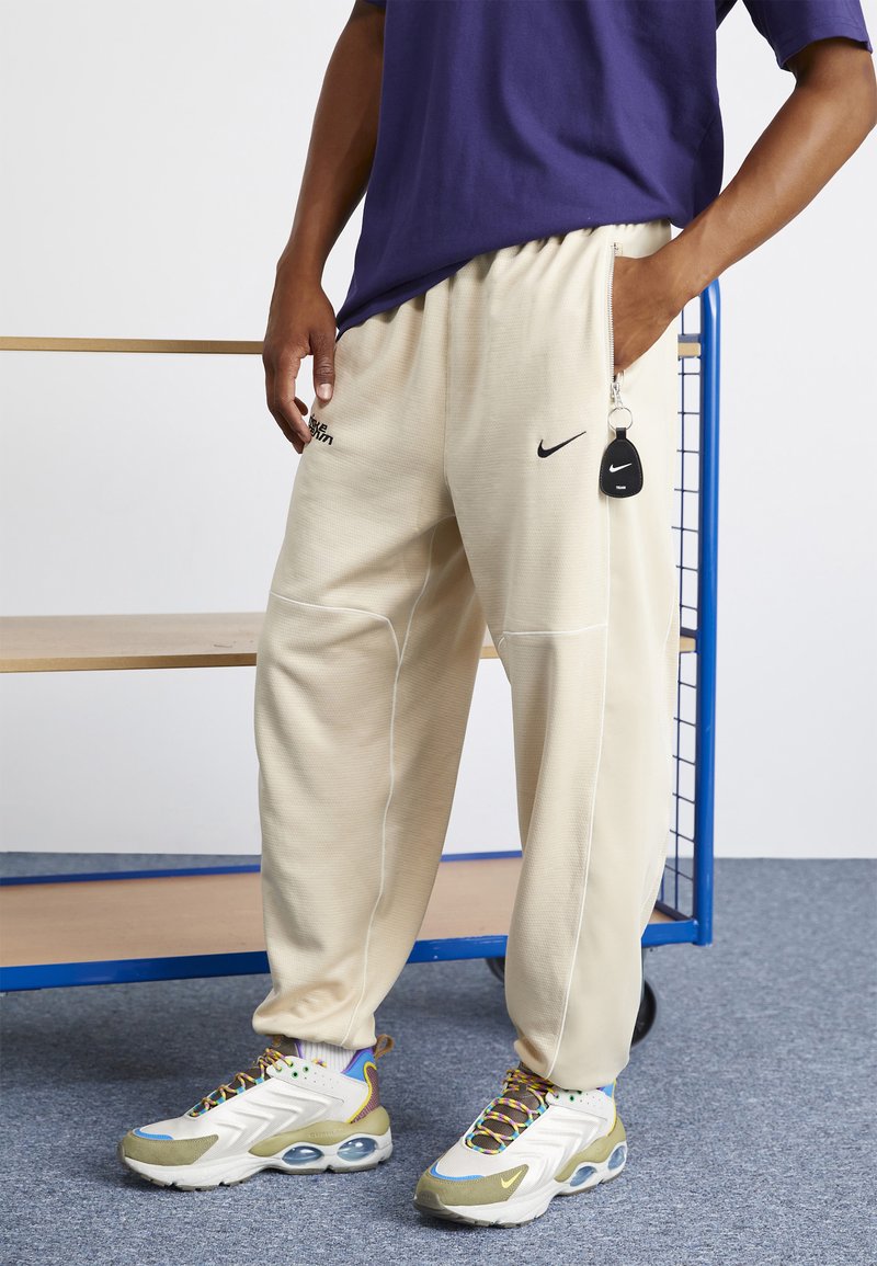 Nike Sportswear TREND PANT - Jogginghose - sanddrift/black/beige ...