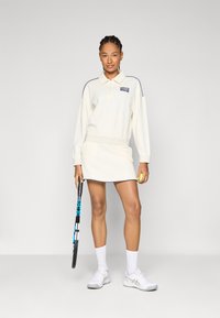 EA7 Emporio Armani TRAIN TENNIS CLUB SKIRT - Športno krilo - star white ...