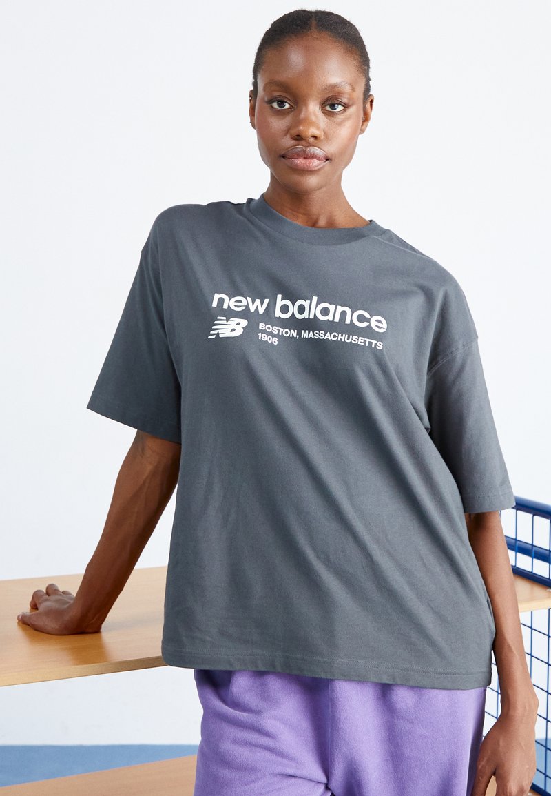 New Balance LINEAR HERITAGE TEE - Nyomott mintás póló - blacktop/fekete ...