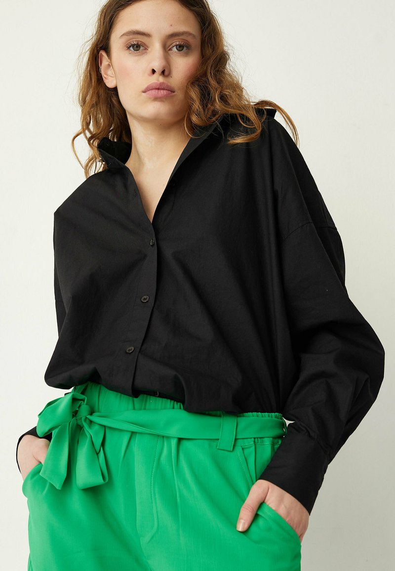 mbyM BRISA BOXY-M - Overhemdblouse - black/zwart - Zalando.be