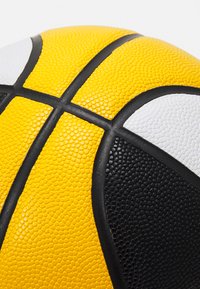 Jordan ULTIMATE 2.0 UNISEX - Bollar - white/black/yellow ochre/vit ...