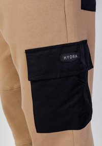 Hydra Clothing CON PATCH KEY - Pantalones cargo - dark beige/beige ...
