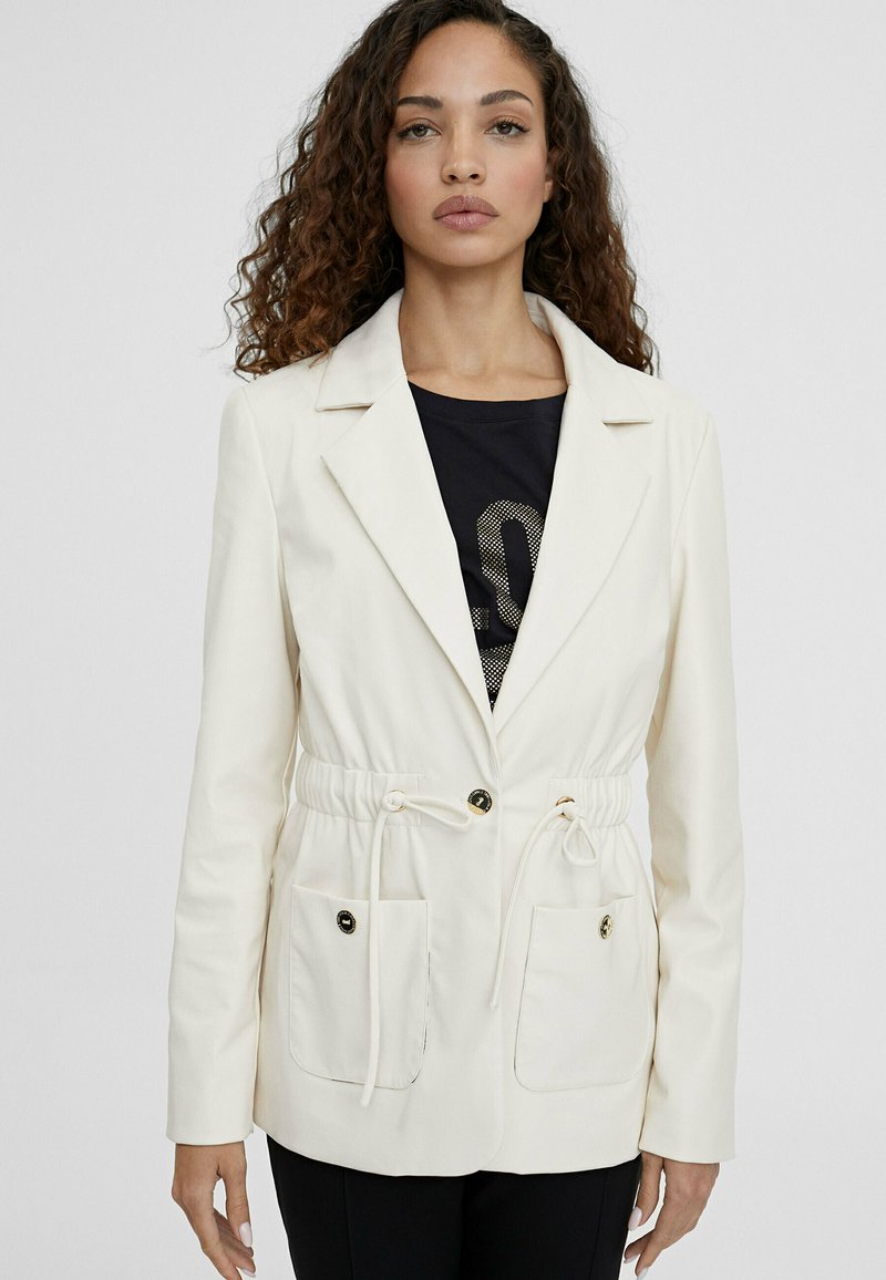 LOLA CASADEMUNT Abrigo corto - off white/crema - Zalando.es