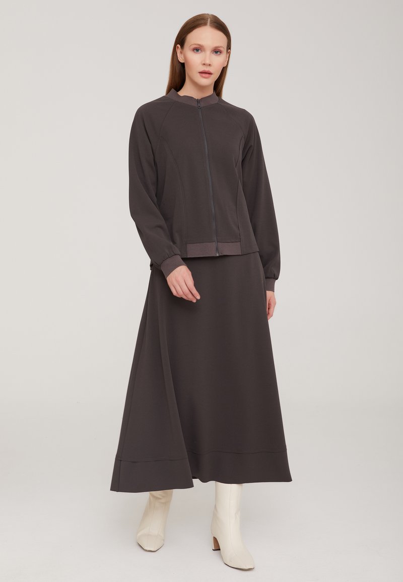 Armine MODEST BELTED MAXI DAY DRESS - Zip-up sweatshirt - anthracite ...