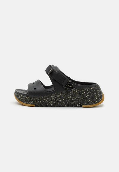 Crocs SPLASH STRAPPY SANDAL - Badslippers - black/zwart-metallic ...
