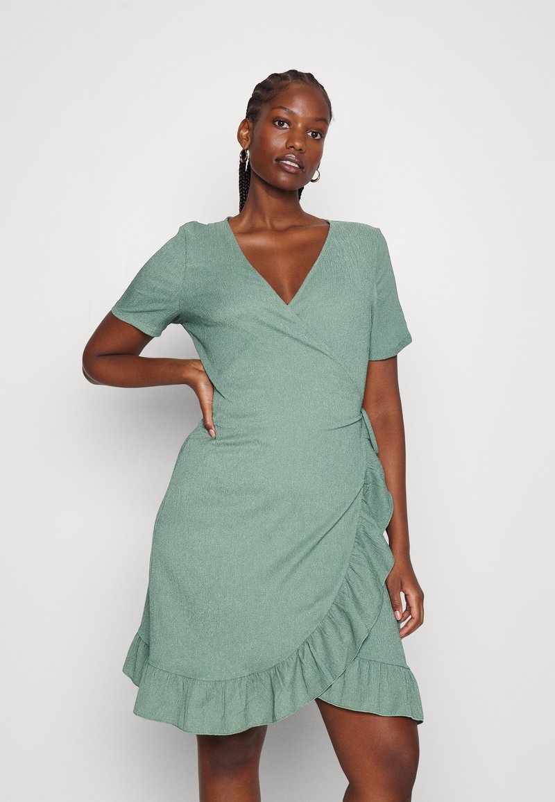 Vero Moda Curve VMHAYA SHORT DRESS - Denné šaty - laurel wreath/zelená ...