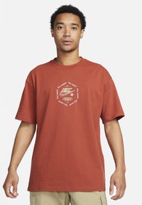 Nike Sportswear M NSW TEE M90 OC PK1 HBR - T-shirts print - rugged ...