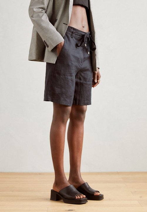 Object OBJLISA MW WIDE NOOS - Shortsit - black/musta - Zalando.fi