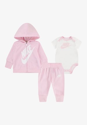 Nike Sportswear READYSET COVERALL UNISEX - Pyjama - pink foam/roze ...