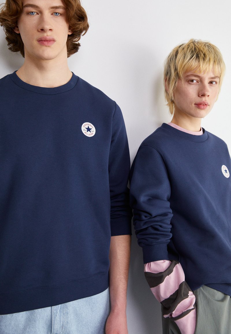 Converse STANDARD FIT CORE CHUCK PATCH CREW UNISEX - Sweatshirt ...