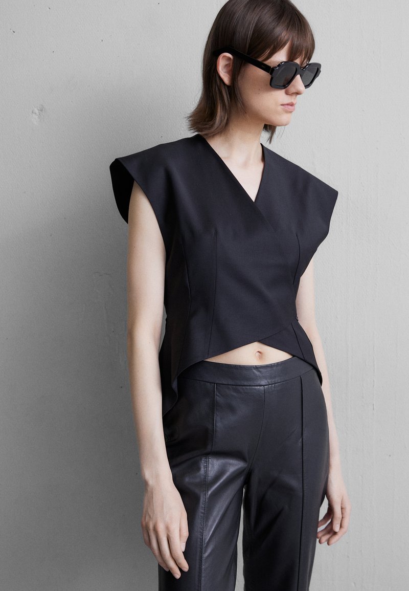 Materiel SCULPTED WRAP VEST - Bluse - black/schwarz - Zalando.at