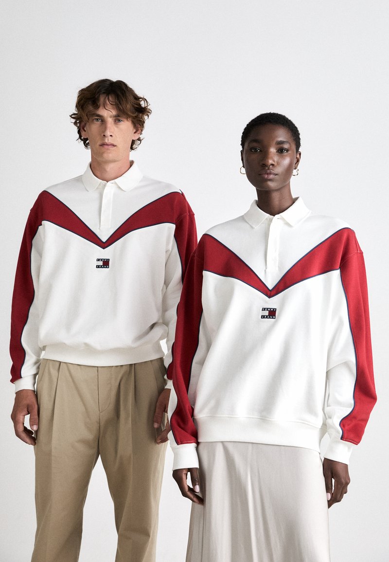 Tommy Jeans GAME DAY RUGBY UNISEX - Sweatshirt - ecru/arizona red/off ...