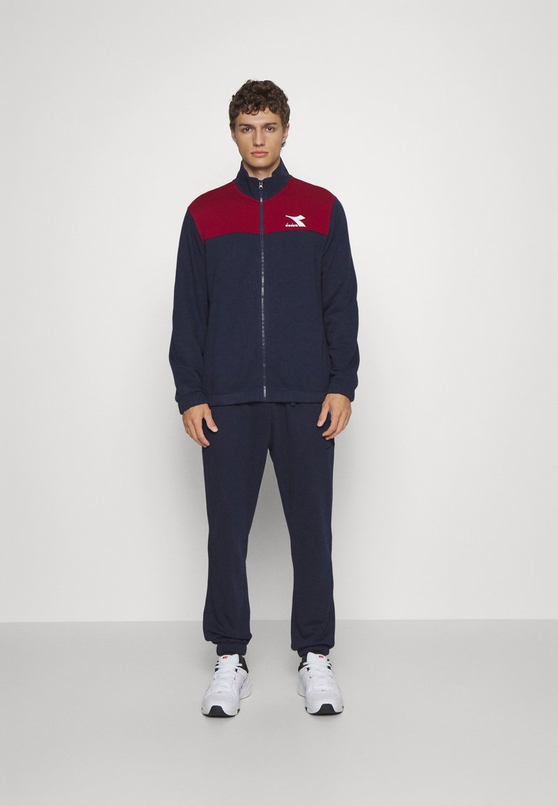 Diadora TRACKSUIT CORE - Tracksuit - peacoat/rhubarb/red - Zalando