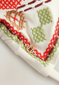Next REGULAR FIT - EMBROIDERED TRIANGLE - Bikiniyläosa - cream cherry ...