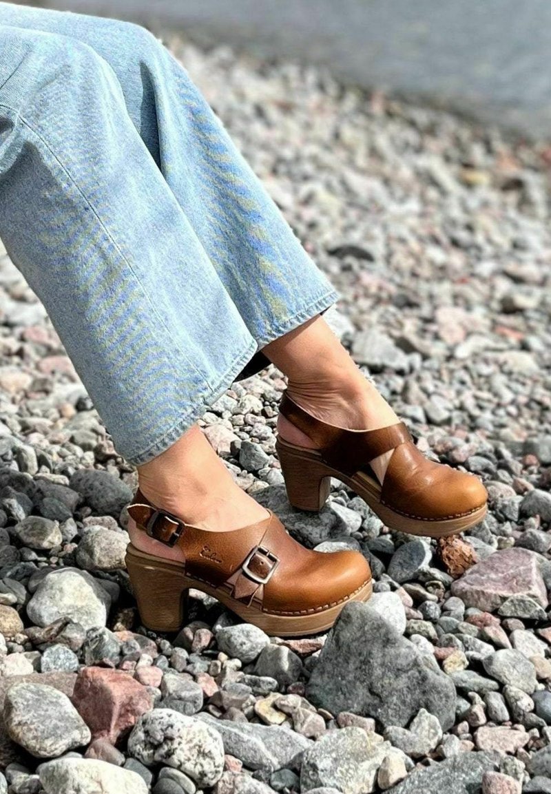 Calou Stockholm ASTRID - Clogs - brown/braun - Zalando.de