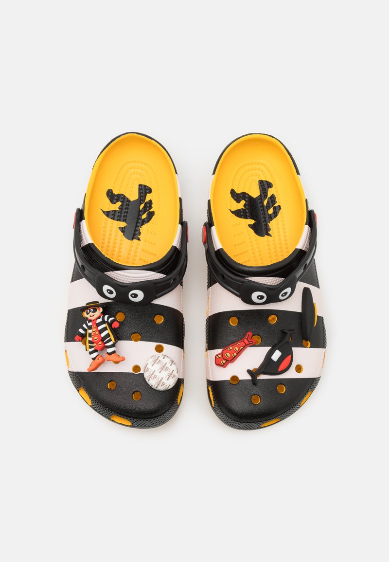 Crocs MCDONALDS X CLASSIC HAMBURGLA UNISEX - Ciabattine - black/white ...