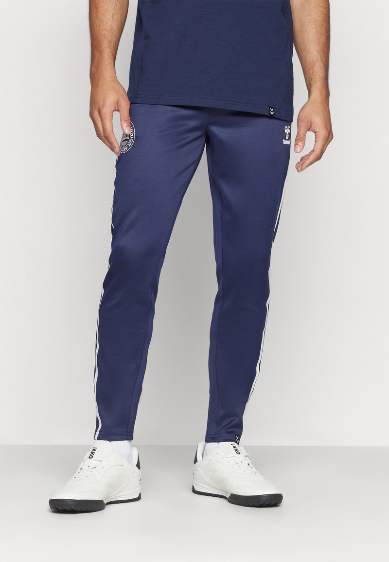 Hummel DENMARK TRAVEL PANTS - Pantalon de survêtement - marine/bleu ...