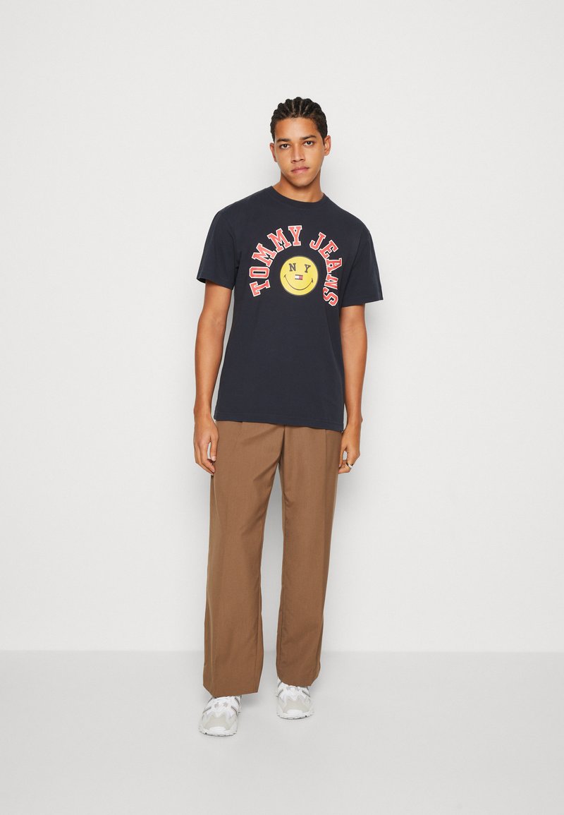 Tommy Jeans TOMMY X SMILEY® TJM CLASSIC TOMMY SMILEY TEE - Printtipaita ...