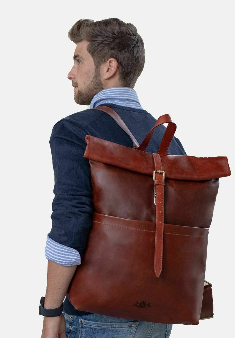SID & VAIN ROLLTOP LEATHER BACKPACK CLAY XXL - Rucksack - dunkelbraun ...