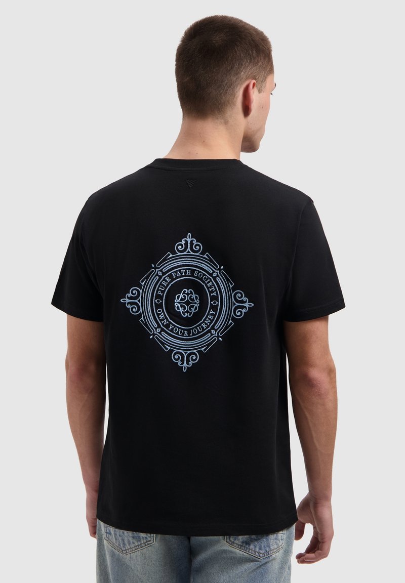 Pure Path REGULAR FIT CREWNECK - Print T-shirt - black - Zalando