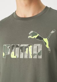 Puma CAMO GRAPHIC TEE - Print T-shirt - mineral gray/grey - Zalando.co.uk