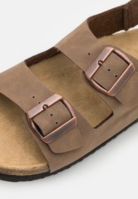 Pier One UNISEX - Sandals - 701 - light brown/light brown - Zalando.co.uk