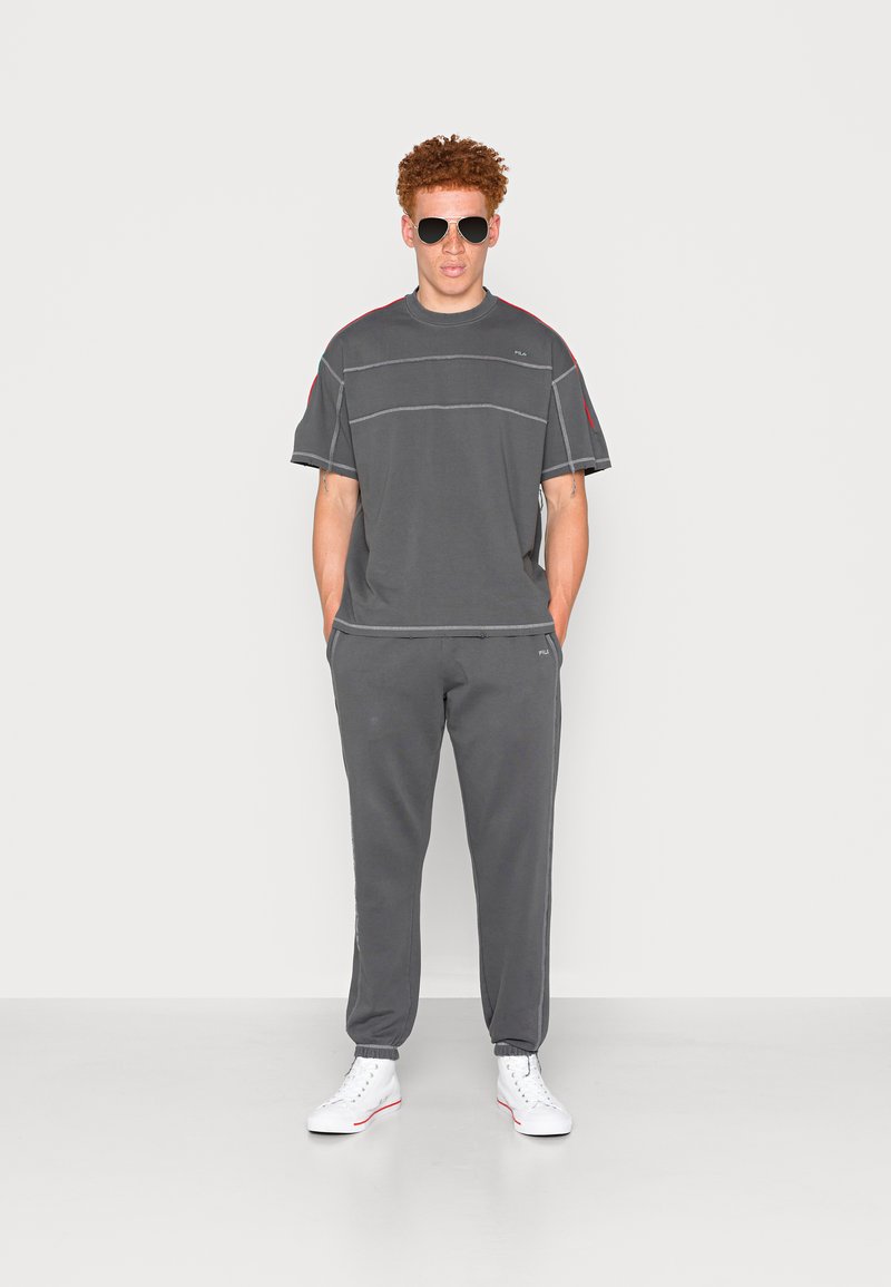 Fila FILA REDEFINED RUINED PANTS UNISEX - Jogginghose - gray pinstripe ...
