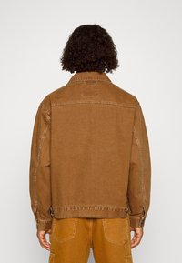 Levi's® Workwear SUNRISE TRUCKER - Denim jacket - dark ginger/beige ...