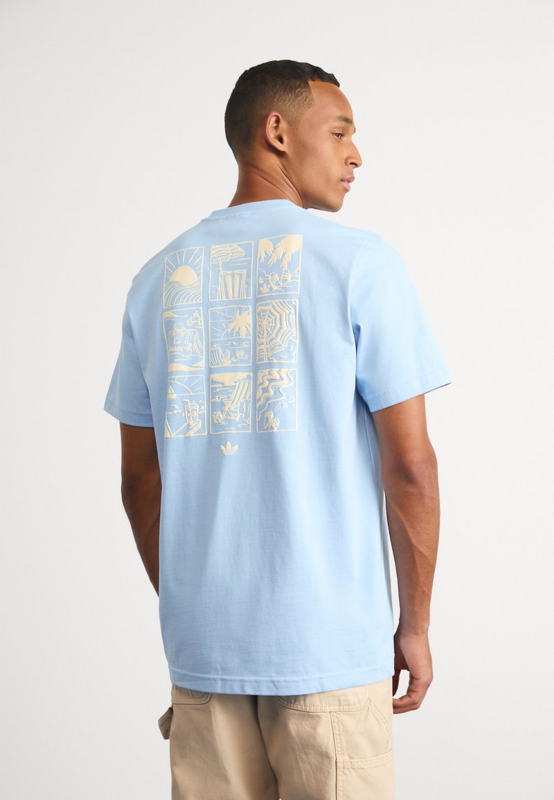 adidas Originals 80S GRAPHIC BEACH DAY - Print T-shirt - clear sky ...
