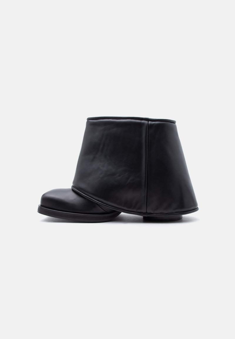 GmbH EMRIK GAITER BOOT UNISEX - Cowboy/biker ankle boot - black - Zalando