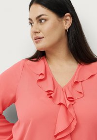 Ellos Plus collection MARLENE - Blouse - korallenrot/rood - Zalando.nl