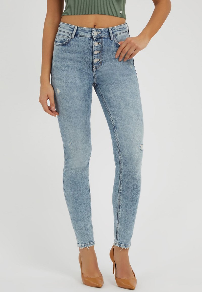 Guess 1981 EXPOSED BUTTON - Kitsa lõikega teksad - theatre/sinine teksa ...