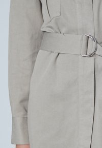 Zign Studio WOVEN_TENCEL ™ CARBON COTTON UTILITY DRESS - Freizeitkleid ...