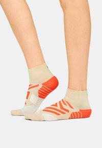 On PERFORMANCE MID - Sports socks - haze flame/beige - Zalando