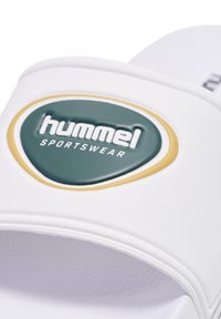 Hummel POOL SLIDE BADGE - Šľapky - white/green/biela - Zalando.sk