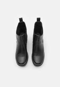 Koi Footwear ORSON SWITCH CHELSEA BOOTS - Enkellaarsjes met plateauzool ...