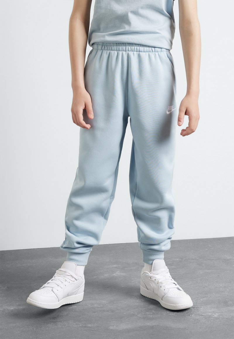 Nike Sportswear CLUB UNISEX - Pantalon de survêtement - lt armory blue/white/bleu - ZALANDO.FR