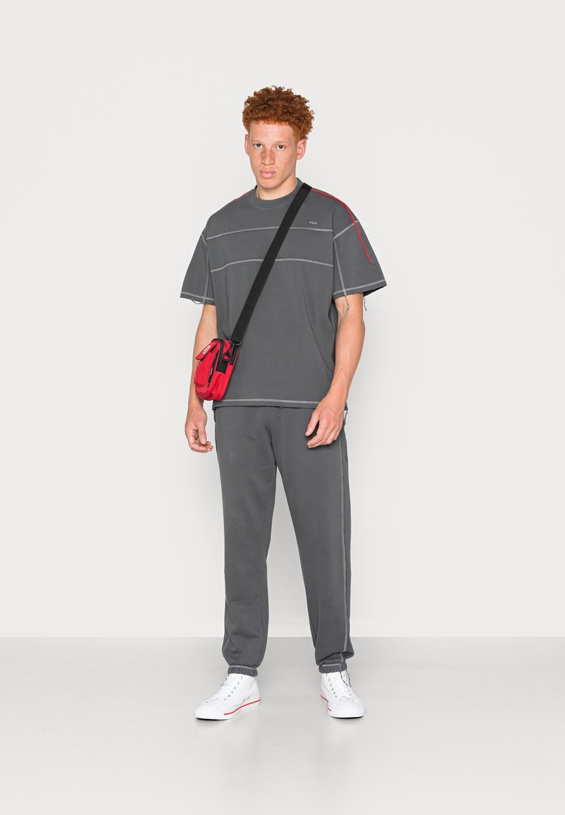 Fila FILA REDEFINED RUINED UNISEX - Camiseta estampada - gray pinstripe ...