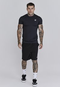 SIKSILK MUSCLE FIT - T-shirt - bas - black/svart - Zalando.se