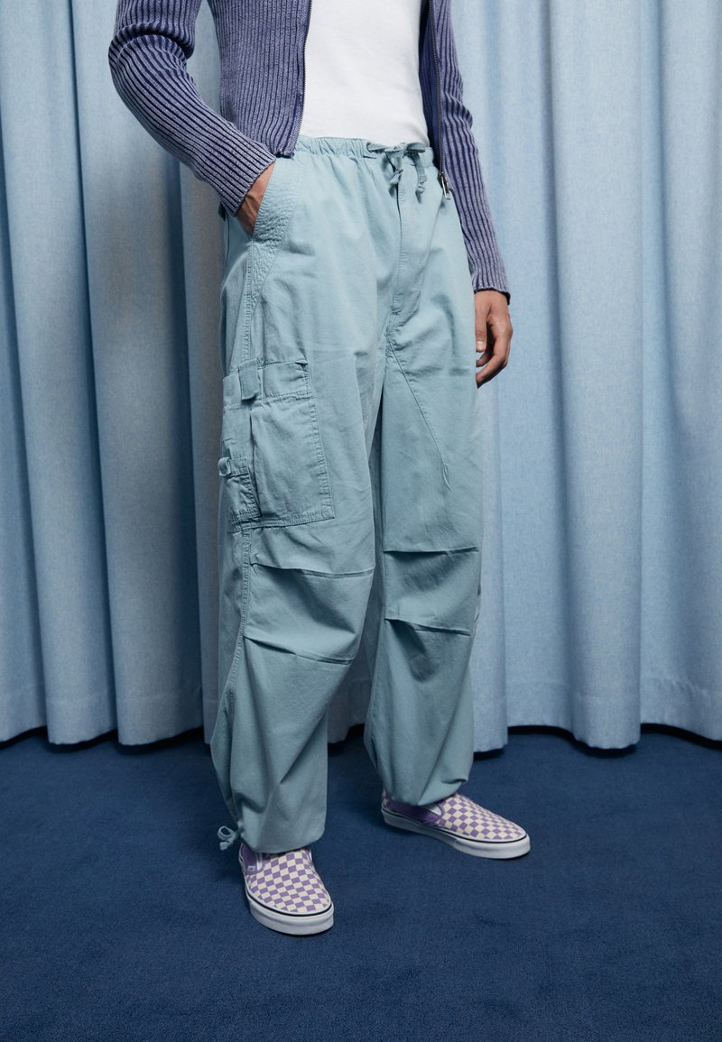 Jaded London OVERSIZED PARACHUTE PANTS - Cargohose - stone-blue ...