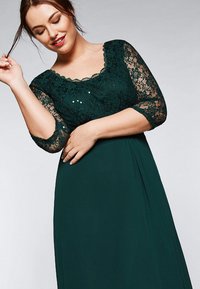 Sheego Robe de cocktail - deep green/vert foncé - ZALANDO.FR