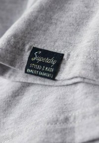 Superdry 70S SCRIPT METALLIC LOGO - T-shirt con stampa - flake grey ...