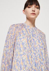 Second Female POPPI DRESS - Robe chemise - amparo blue/multicolore ...