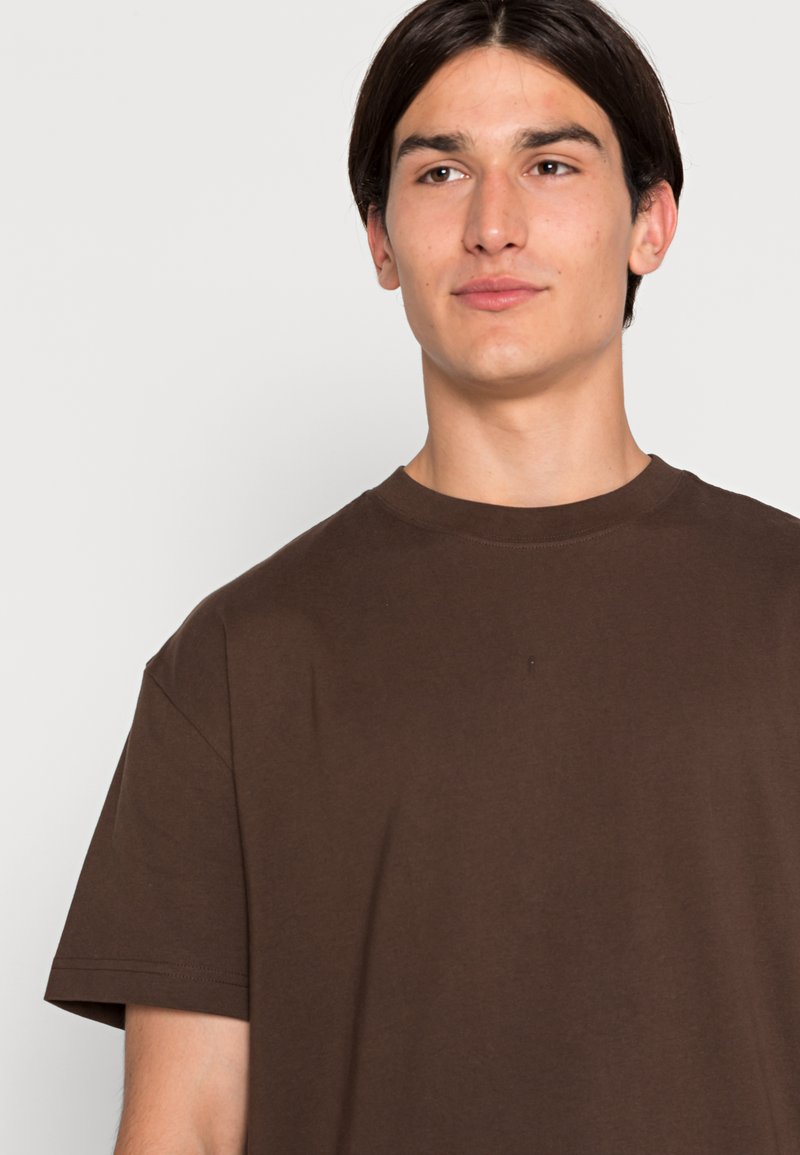 Räum den Raum auf Egoismus Zu neun brown basic t shirt Braut Trennung Barcelona