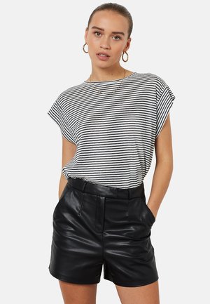 OXXO HIGH RISE PATENT - Shorts - equestrian red/rojo jaspeado - Zalando.es