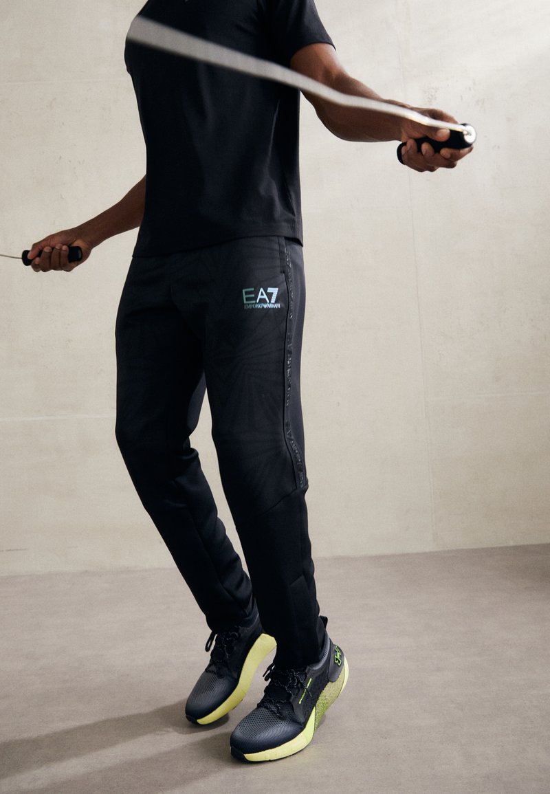EA7 Emporio Armani PANTS - Pantalones deportivos - black/negro - Zalando.es