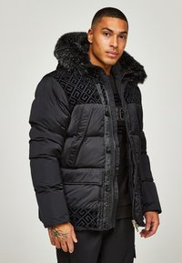 Glorious Gangsta VALLOR SHORT PUFFER JACKET - Vinterjakke - jet black ...